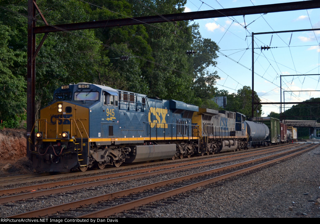 CSX ES44AH 945 leads Q438-25